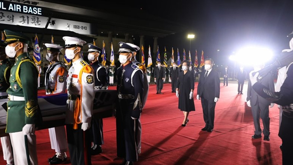 홍범도 장군 유해 고국품에문대통령 직접 맞이