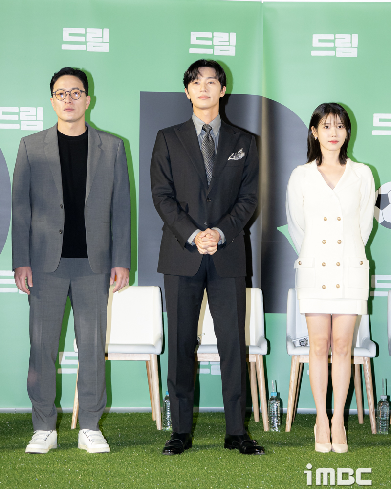 포토 이병헌 박서준 아이유 이 조합 찬성