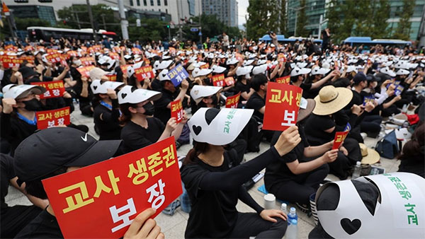 교사들 주말 도심 집회 열고 극단 선택 동료 추모