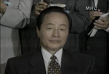 민자당 김영삼대표 청년단 간부에 임명장 백지연