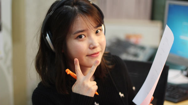 아이유 현 소속사와 재계약…7년 의리 지켰다