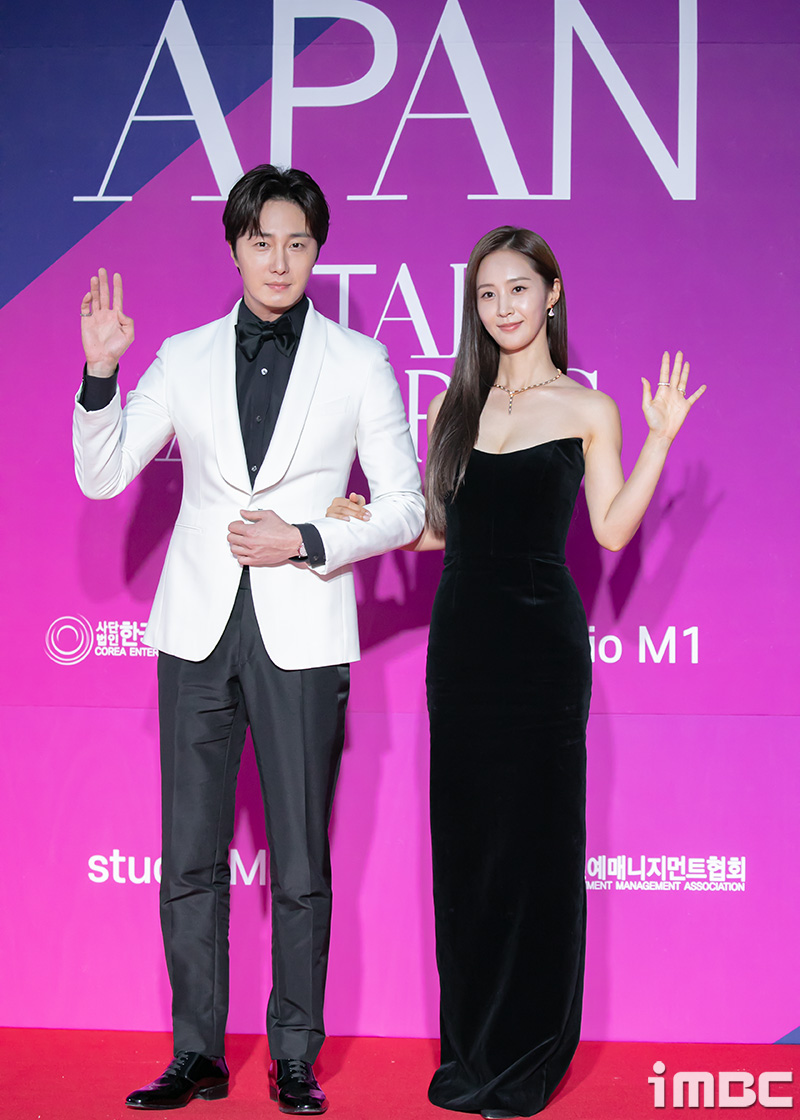 [포토] 정일우 권유리, 빛나는 'APAN' MC