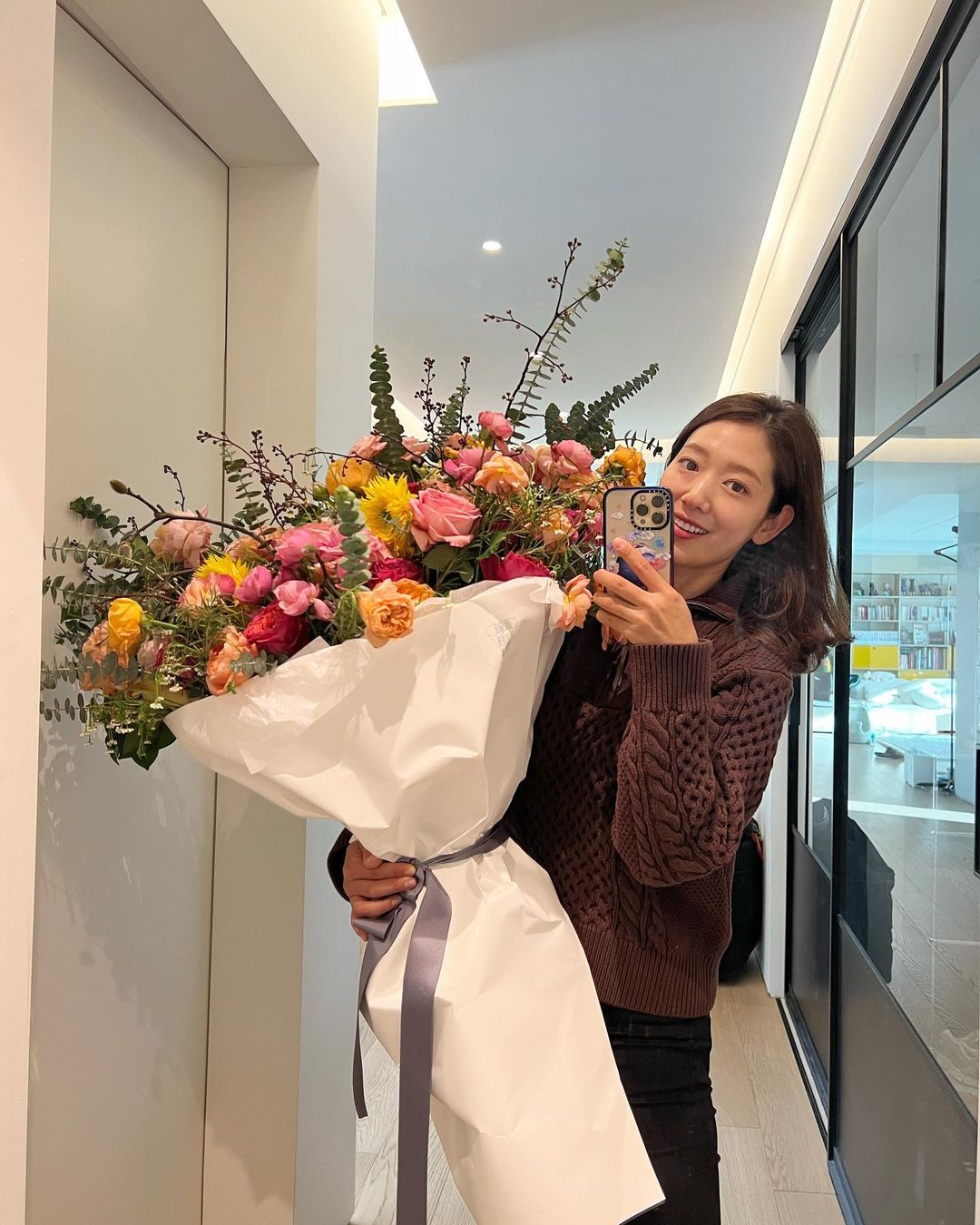 최태준♥ 박신혜 출산 후에도 여전한 美모…대형 꽃다발 들고 뽐낸 완벽 비주얼
