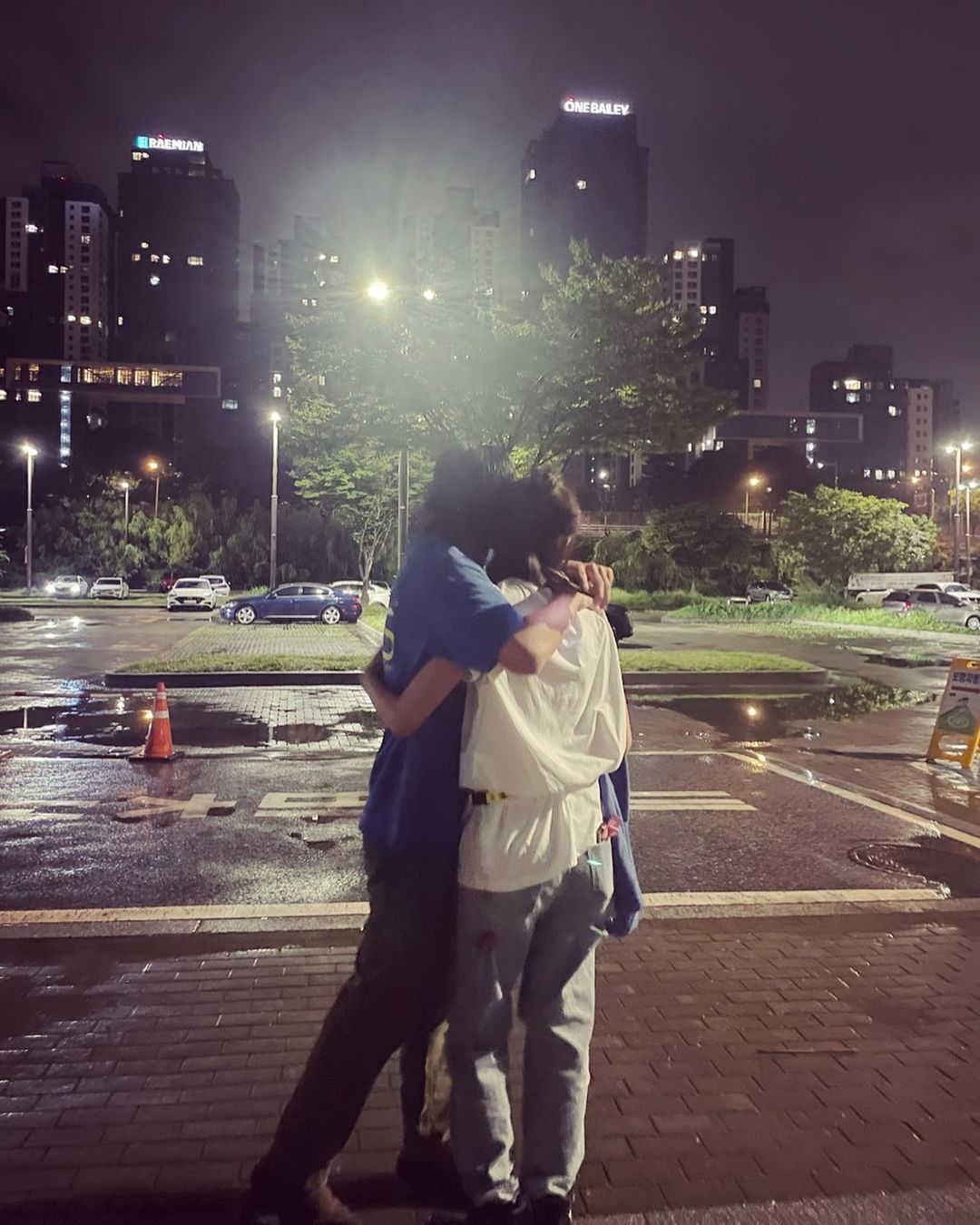 공효진 ♥케빈 오와 달달한 포옹 “시간 가는 게 아까워”