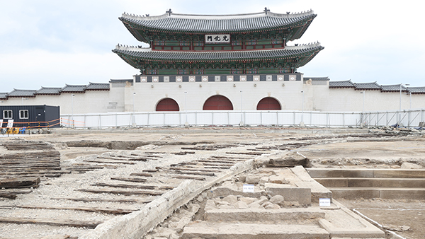 광화문 월대 아래서 조선 전기 흔적 확인‥시설 갖추고 활용