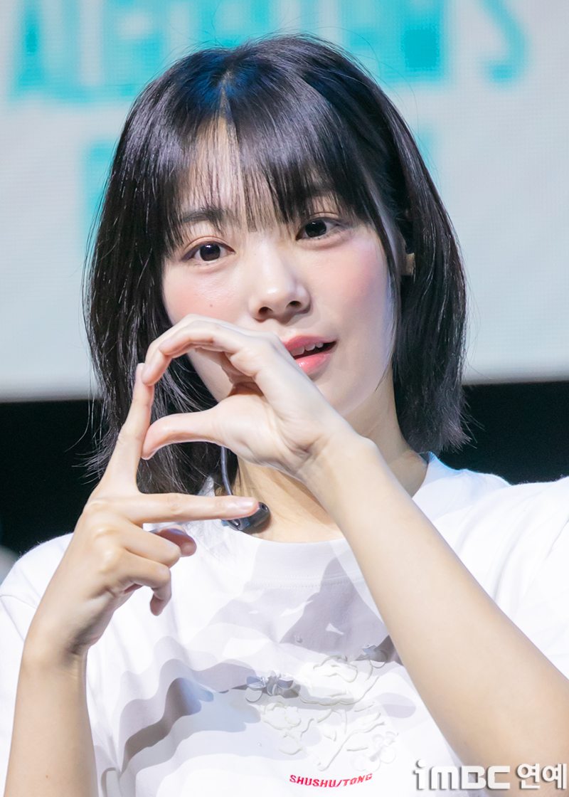 [포토] QWER 시연, R 러브~