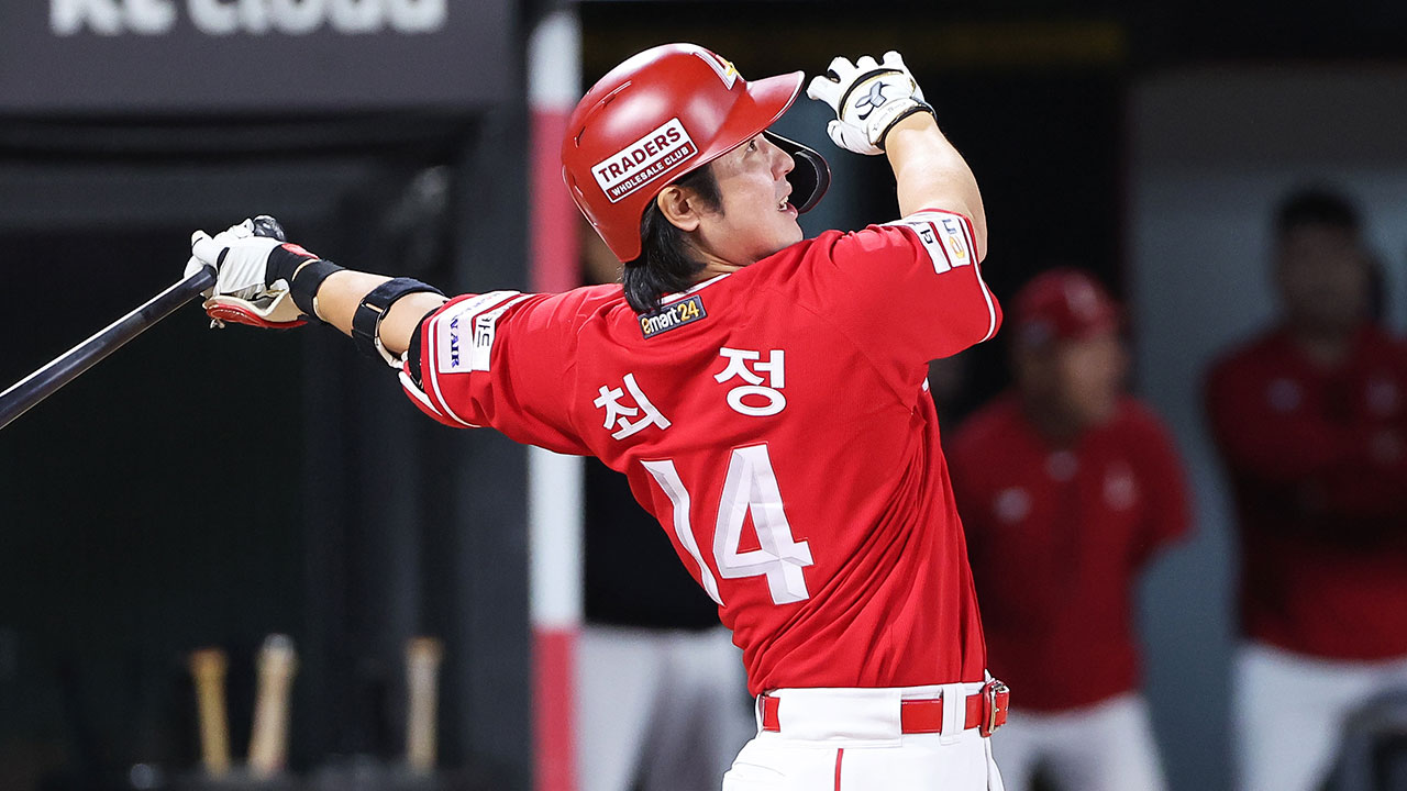 'KBO 최다 홈런' 최정, 원소속팀 SSG와 4년 110억 원에 계약