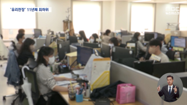 여전한 여성 유리천장 관리직 비율 세계 꼴찌 수준