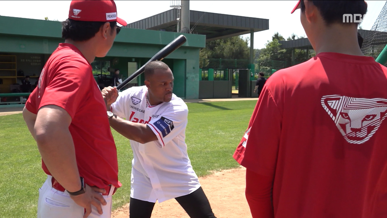 [스포츠 영상] 벨트레·해멀스, SSG 일일 코치 된 'MLB 레전드'